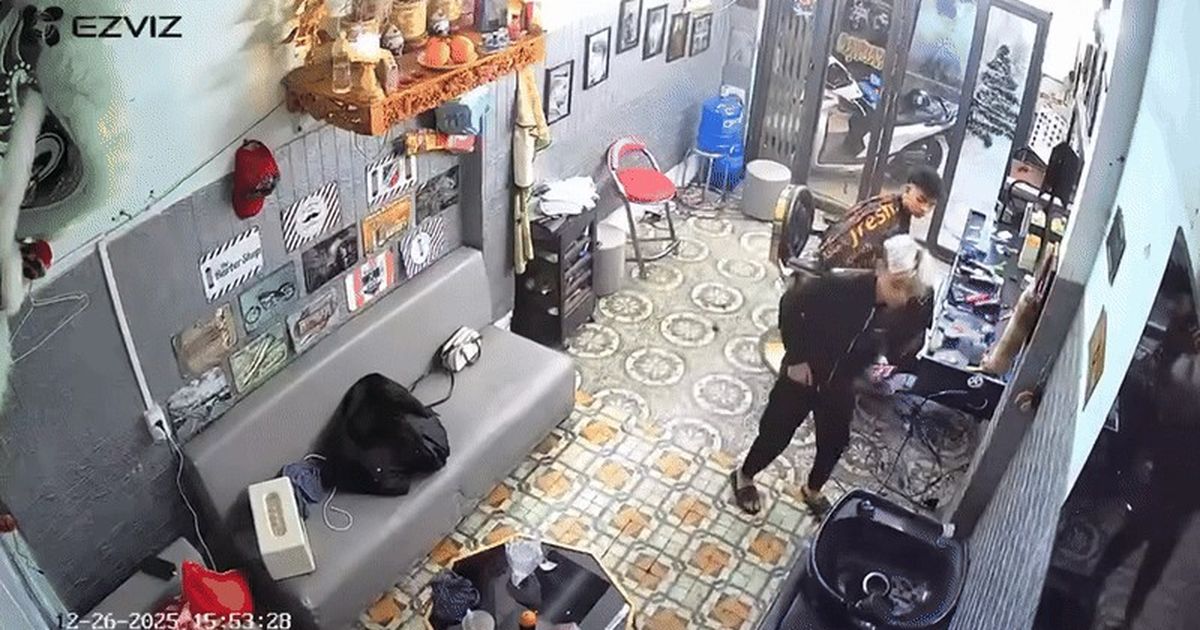 Thanh niên đang ngồi đợi cắt tóc, diễn biến tiếp đó khiến ai cũng bất ngờ